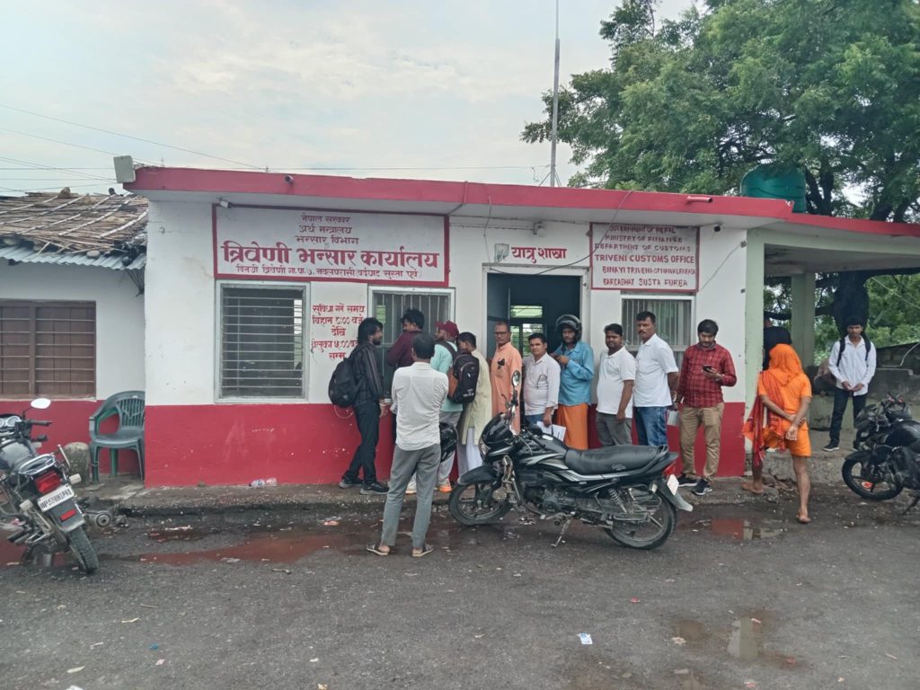 त्रिवेणी भन्सारमा आयात निर्यात शुन्य, भारतीय सवारीलाई प्रवेश पुर्जी ...